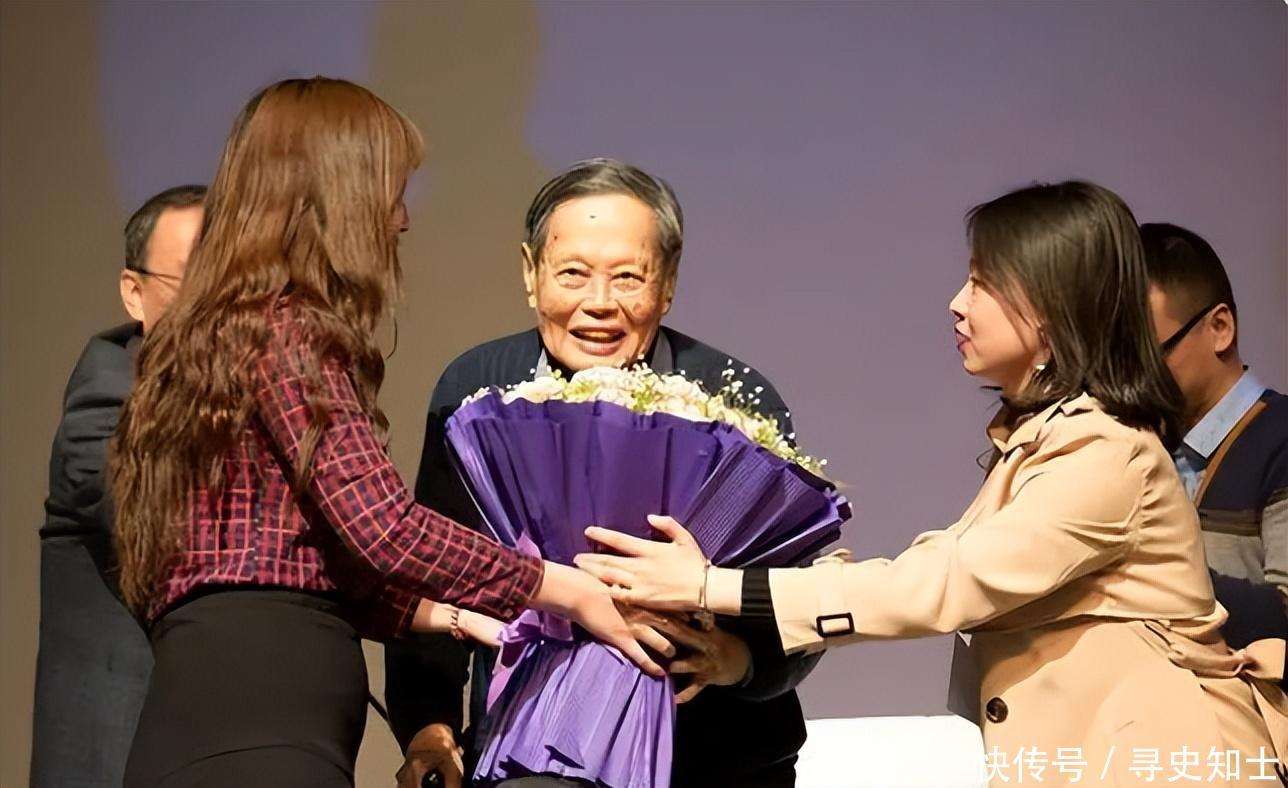 100岁的杨振宁，如何称呼翁帆的父母？6个字，不失体面又显情商高_【快资讯】