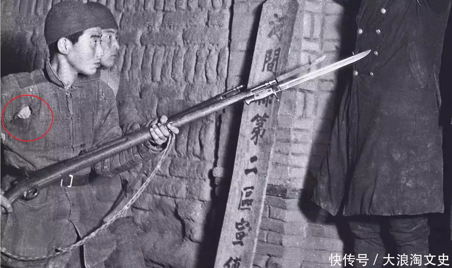 随军记者拍下：两个土八路抓住两个日伪军的瞬间 - 史海钩沉