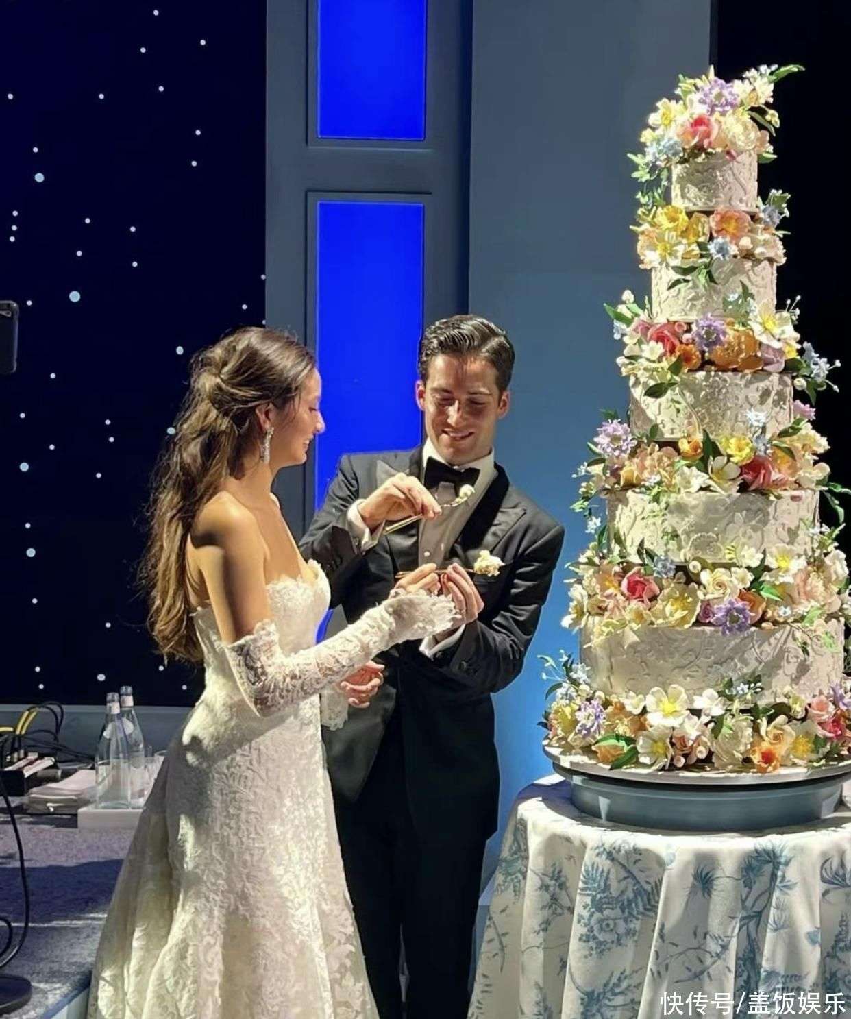 赌王儿女出席富豪婚礼，何超欣何猷君穿运动服显随意，外甥女露面_【快资讯】