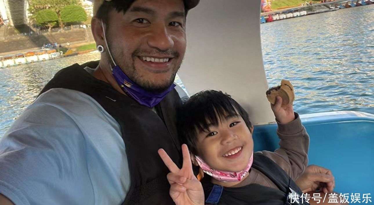 恭喜！49岁张震岳办隆重婚礼，老婆貌美热情喝酒跳舞，儿子已5岁_【快资讯】