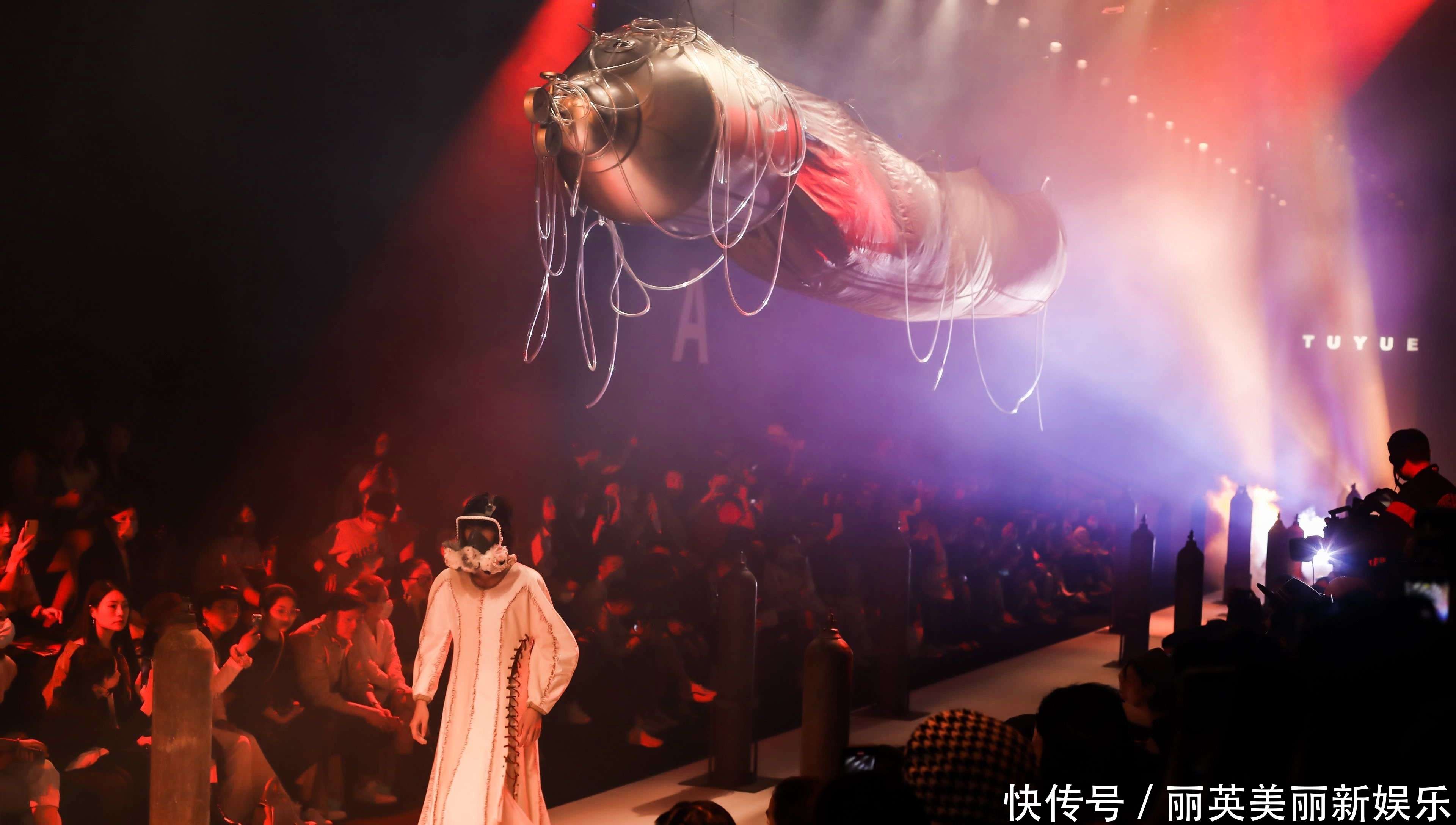 TUYUE涂月2021AW 上海时装周上演“幸存者日記”_【快资讯】