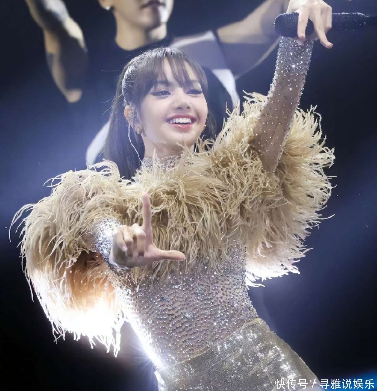 Lisa加盟疯马秀引争议！挑战蒂塔酒杯脱衣舞，与三公子恋情恐告吹_【快资讯】