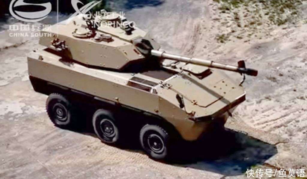 最新款轮式轻坦克VN22B公路上与小汽车相撞_【快资讯】