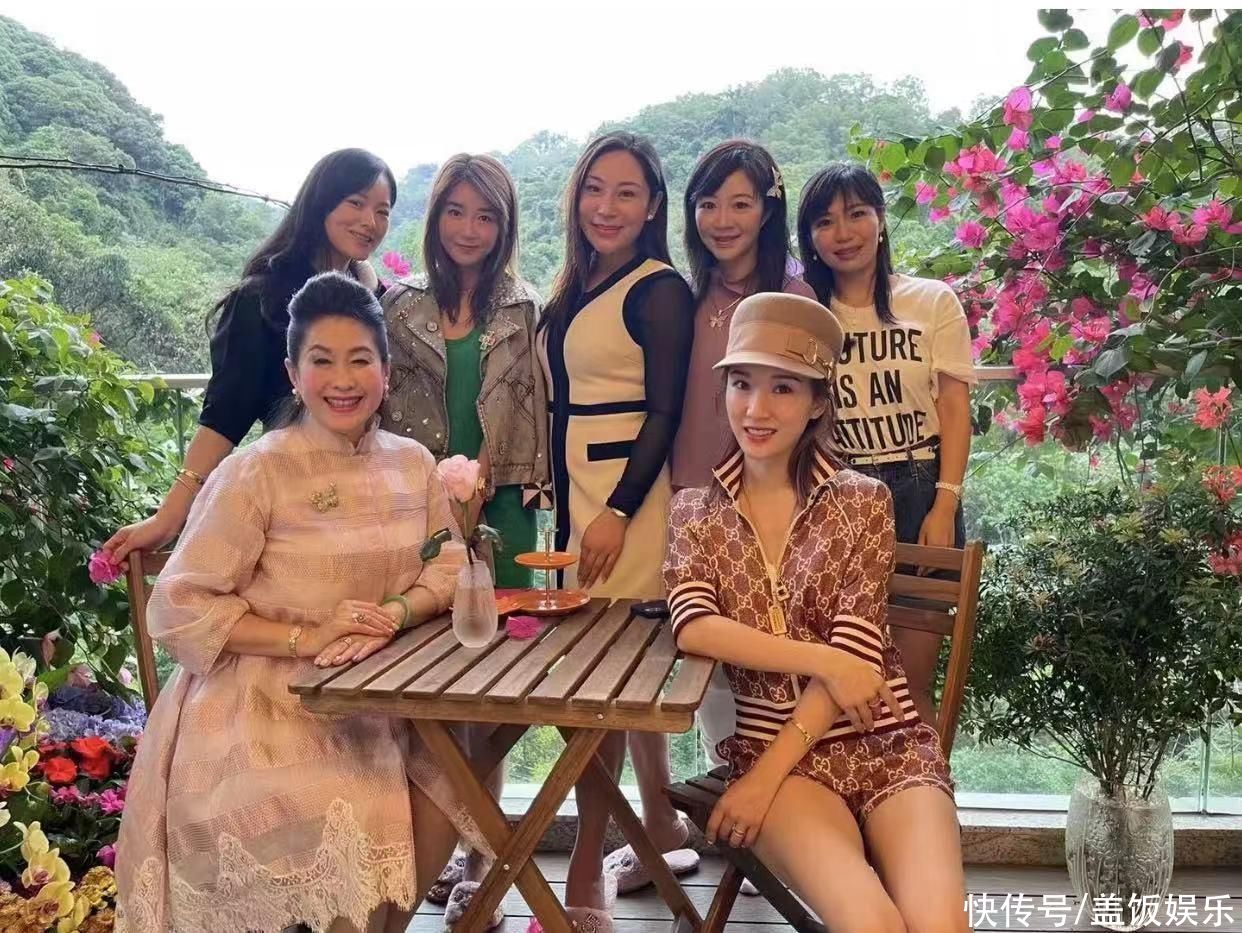 李念参加香港贵妇聚会！戴10万手链三胎孕肚突出，面色苍白显憔悴 - 360娱乐，你开心就好