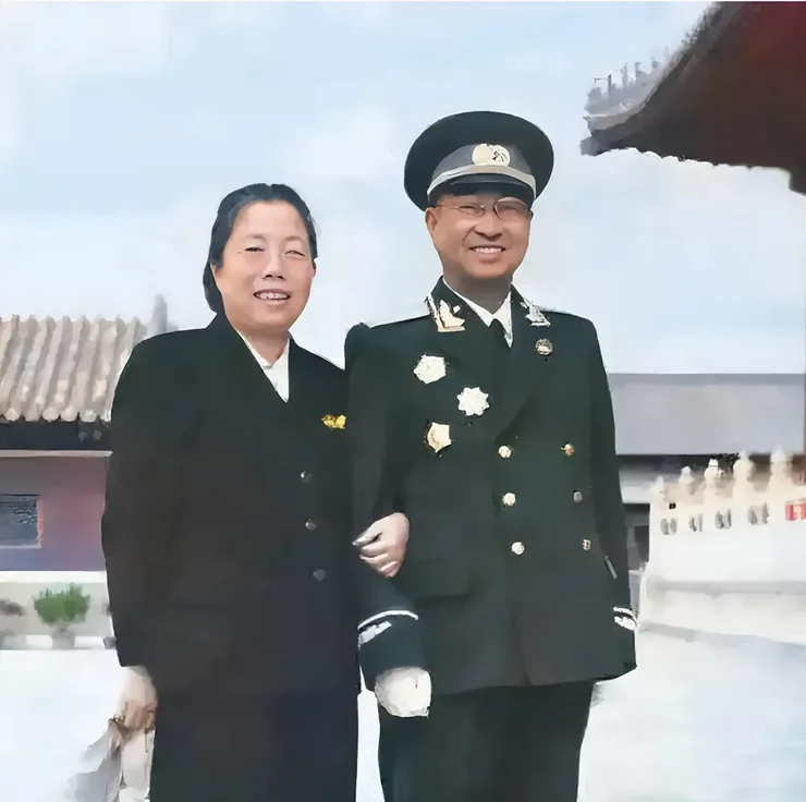 1955年，陈赓穿上大将礼服，帅气十足，邓颖超拉着他留下珍贵合影 -6park.com