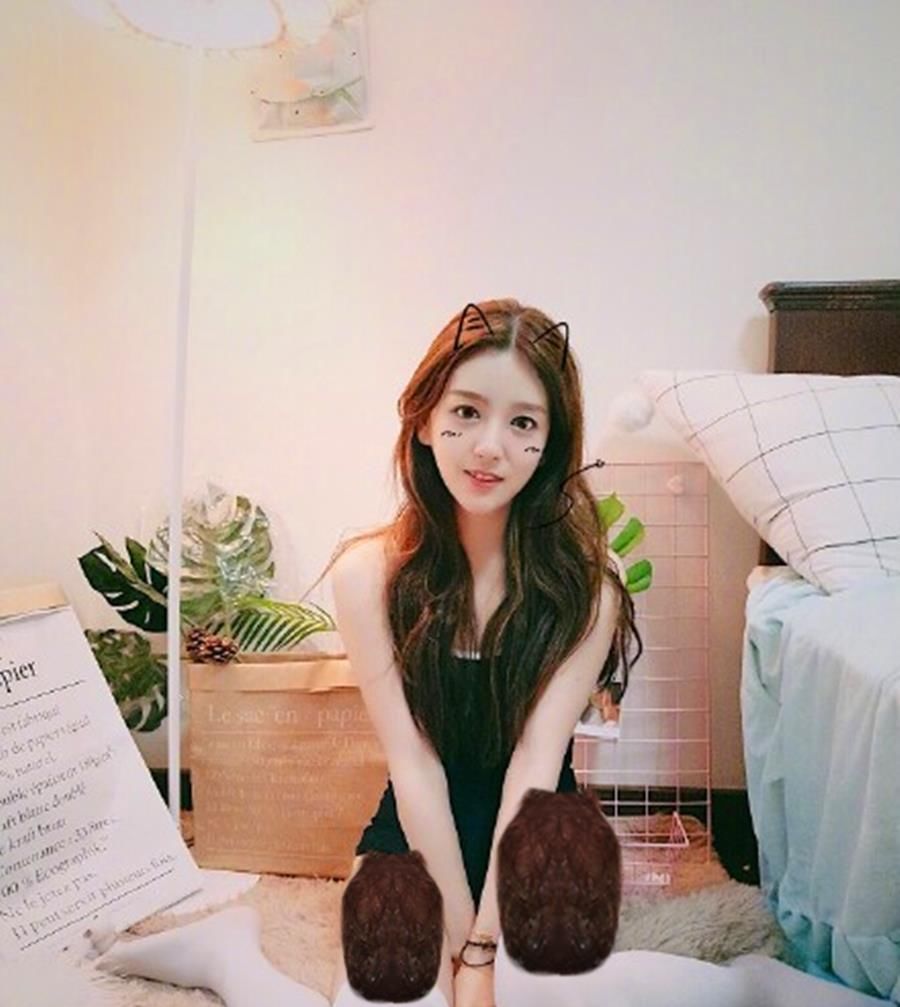 LOL|LOL解说一姐Rita早年泳池照曝光，上演萝莉坐，网友直呼恋爱了_魔兽|装备|土豪|头盔|怒气|豪气_易坊