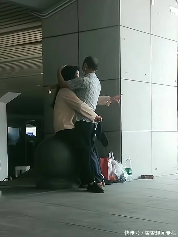 丈夫为了给儿子买婚房要外出打工，妻子送他到车站，两人相拥而泣 -6parkbbs.com