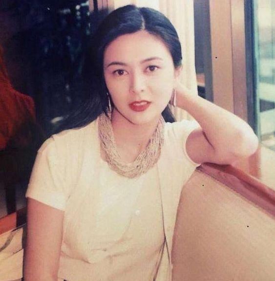 关之琳年轻时有多美？当年张学友牵她走出来的那一刻，全场沸腾 - 360娱乐，你开心就好