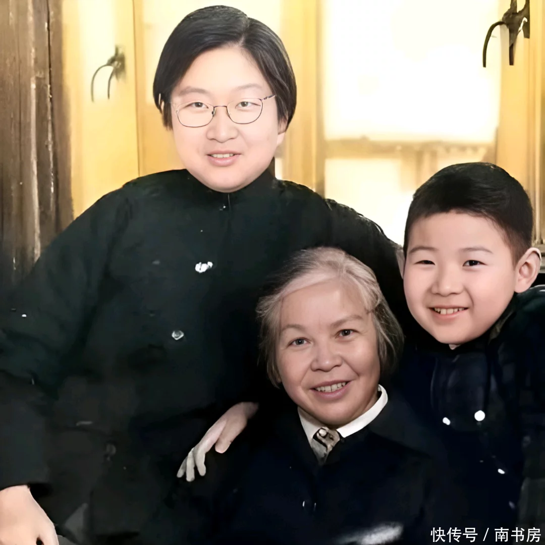 建国后，毛主席和女儿李敏的一张珍贵合影，李敏长相甜美，真漂亮 - 史海钩沉