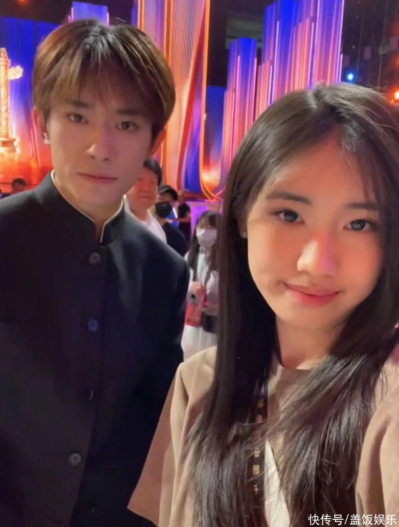 冯小刚一家三口罕露面！17岁养女颜值逆袭太惊艳，曾被曝是私生女 -6parkbbs.com