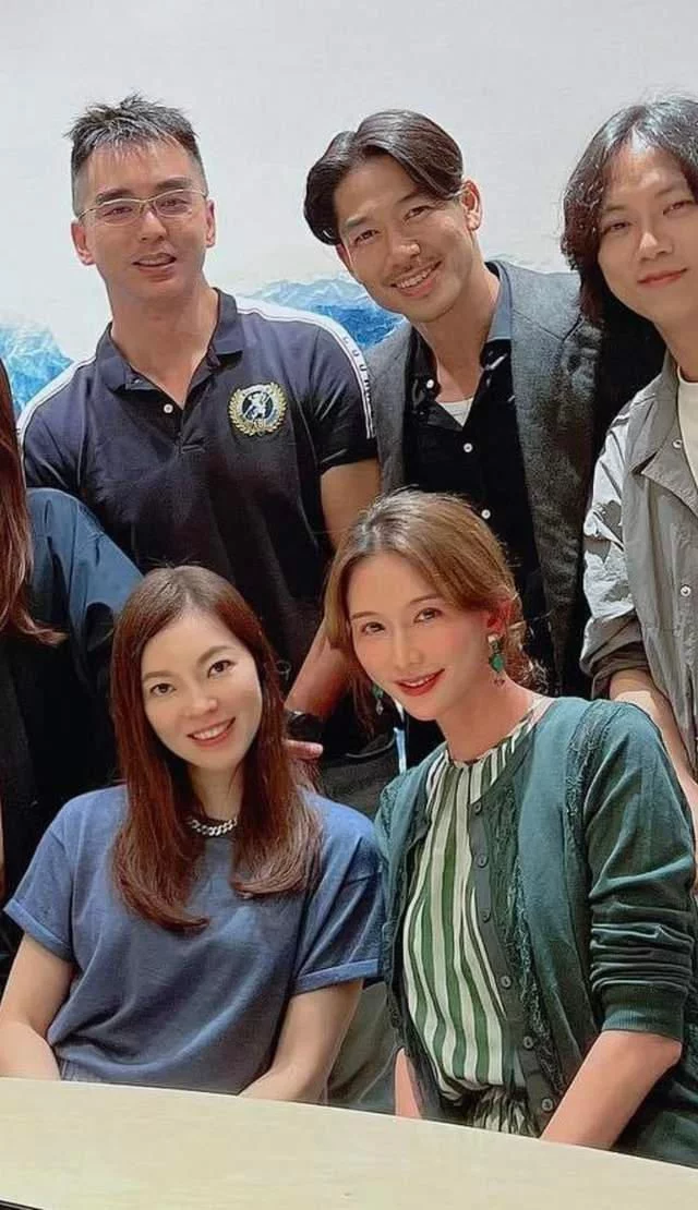 林志玲与富士康老板娘曾馨莹聚会，打扮朴素仍优雅，AKIRA也露面 -6park.com