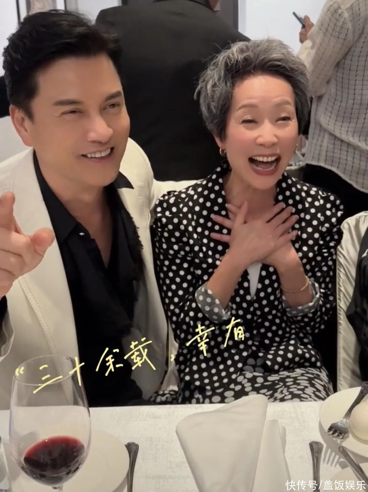 吕良伟被叶童紧搂在怀，主动嘟嘴献吻亲脸不避嫌，富婆娇妻不吃醋 -6parkbbs.com