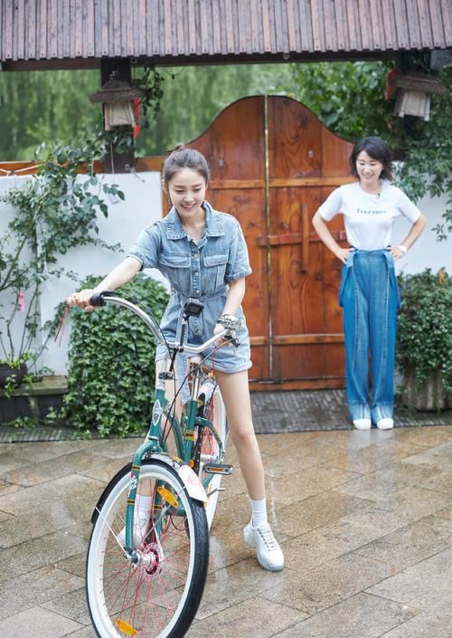 张佳宁这一身减龄8岁，牛仔连体裤+小麻花辫，可爱清纯似学生 - 360娱乐，你开心就好