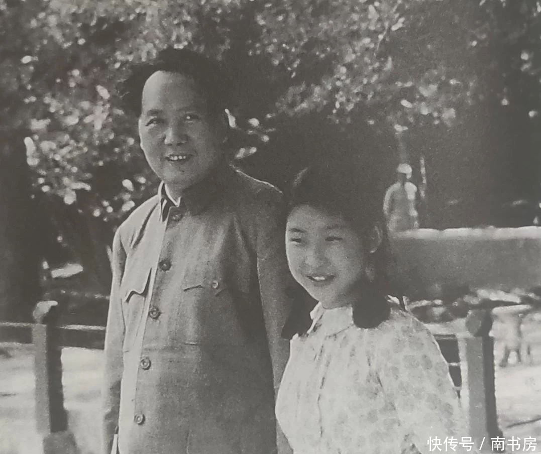 建国后，毛主席和女儿李敏的一张珍贵合影，李敏长相甜美，真漂亮 - 史海钩沉
