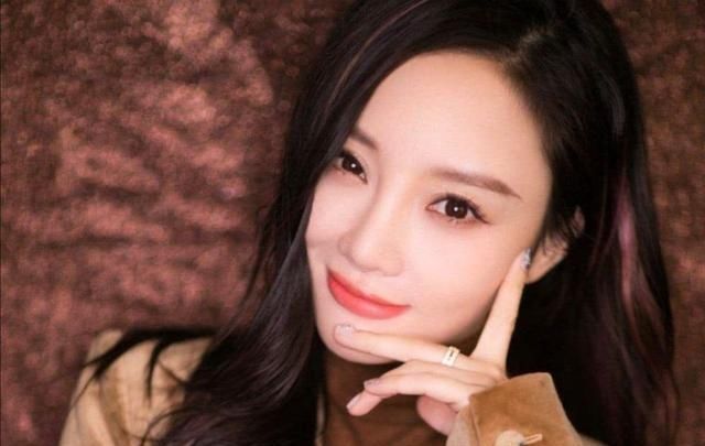 李小璐现身整形医院，轻车熟路，整容上瘾？ 360娱乐，你开心就好