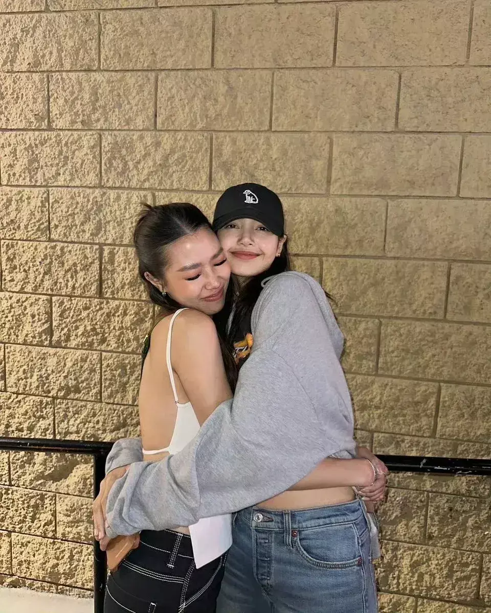 放弃韩妆的Lisa成流媒体10亿女帝，6套穿搭休闲时尚，风格大变！ - 360娱乐，你开心就好