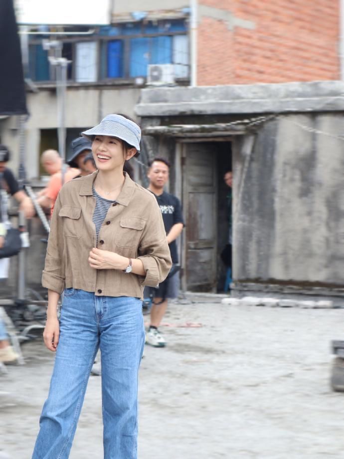 高圆圆穿啥都好温柔，西装外套简洁大方，黑色连衣裙自带高级感！ - 360娱乐，你开心就好